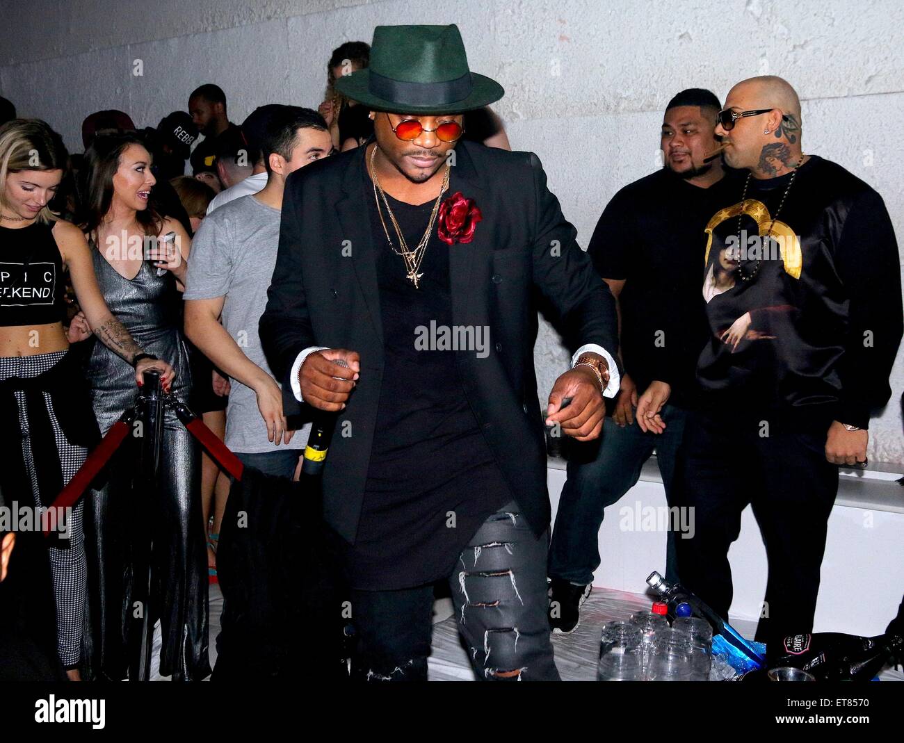 Celebrities who smoke hi-res stock photography and images - Alamy