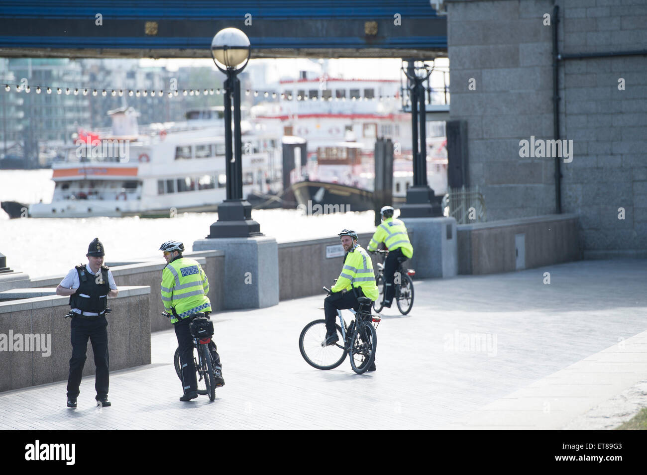 Police officers talk hi-res stock photography and images - Alamy