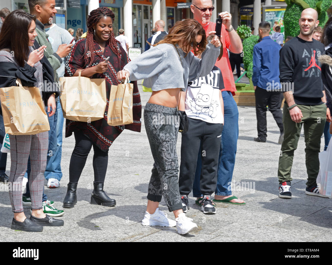 Girl dancing to busker, crowd, Nottingham Stock Photo - Alamy