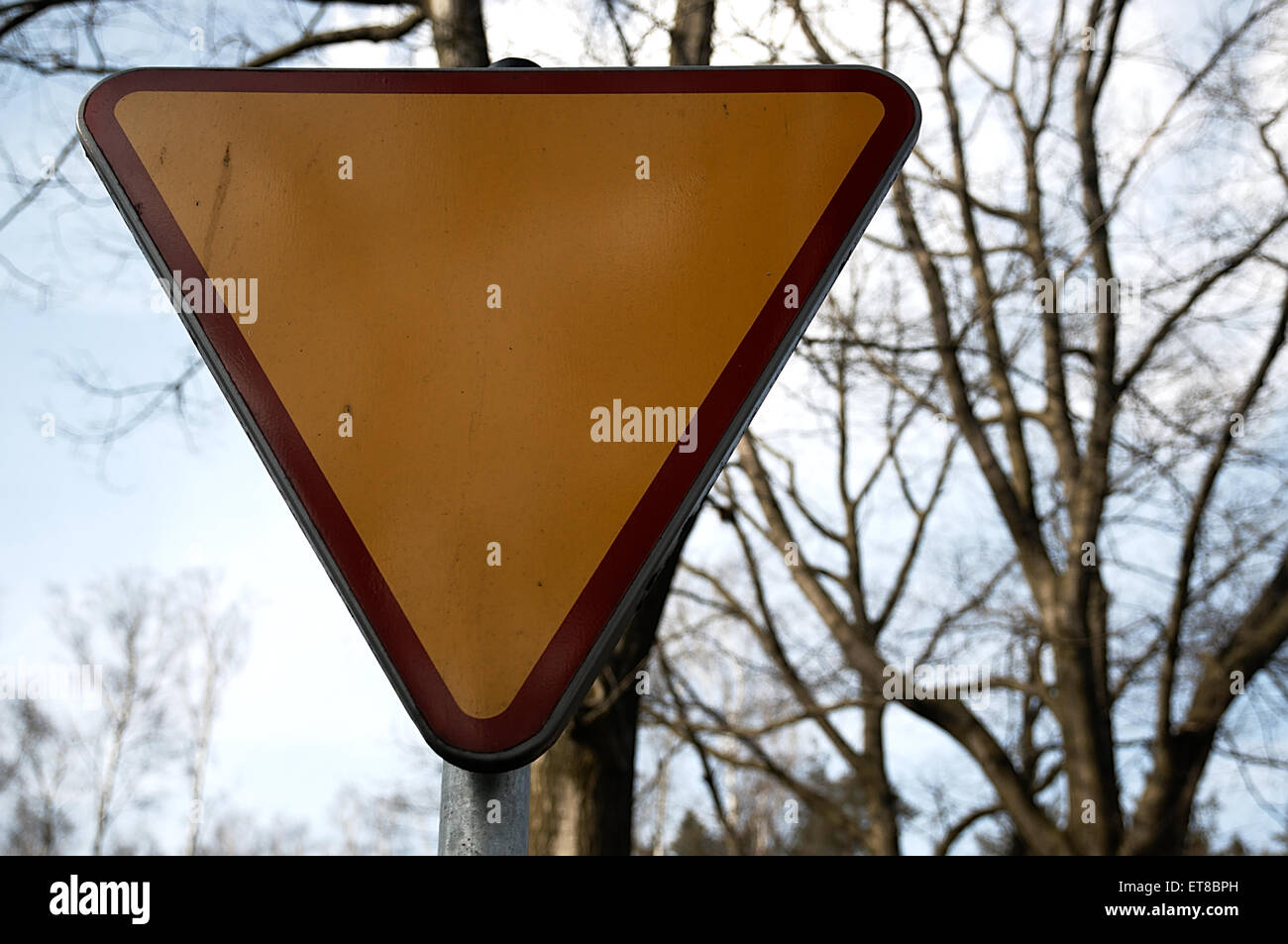 Yield road sign hi-res stock photography and images - Alamy