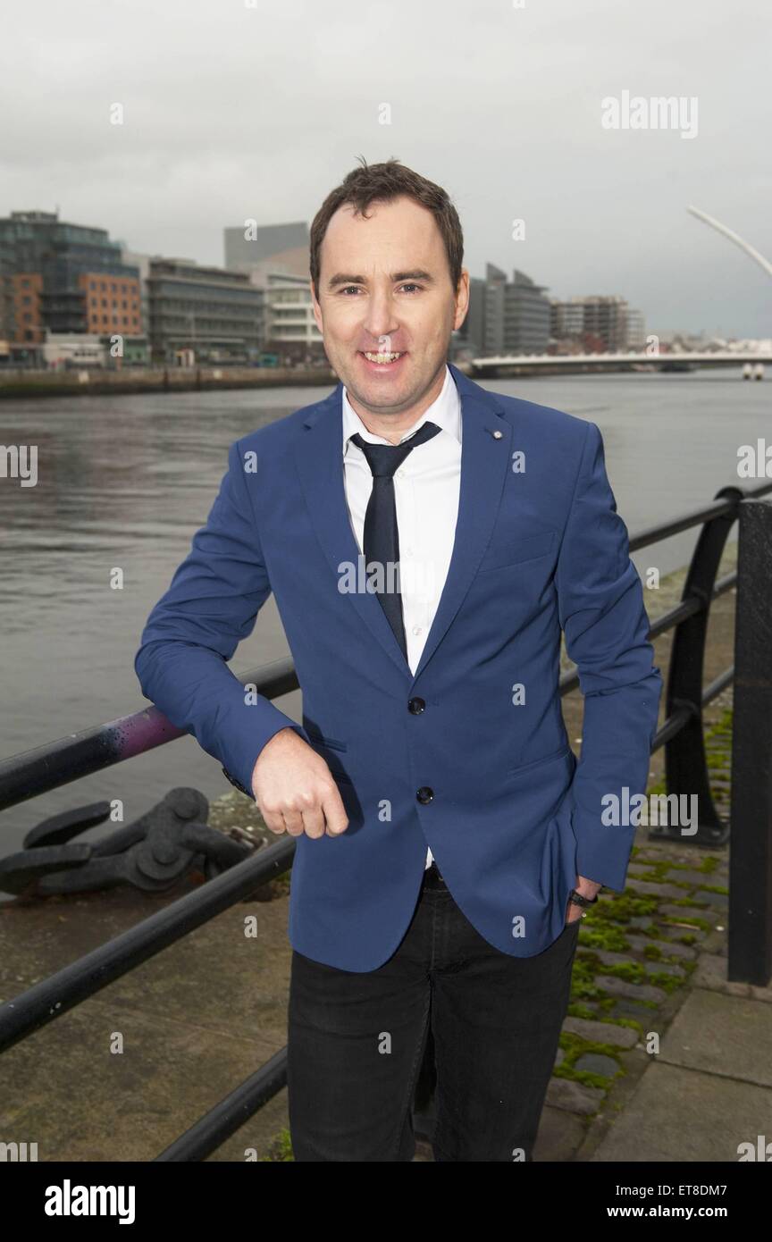 Australian Idol 4 winner Damien Leith poses on Sir John Rogerson Quay ...