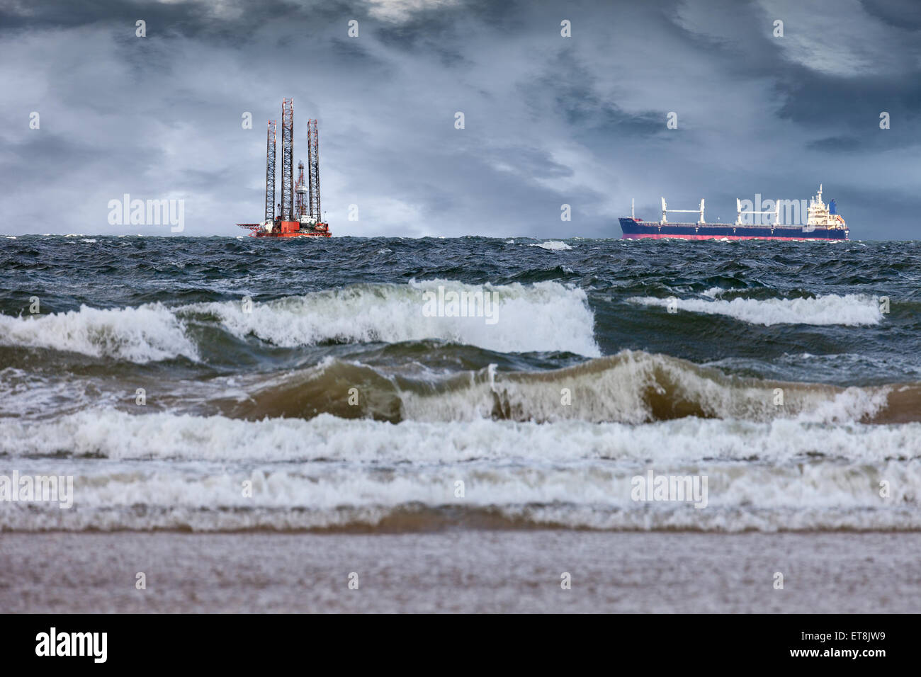 Oil rig and storm hi-res stock photography and images - Alamy