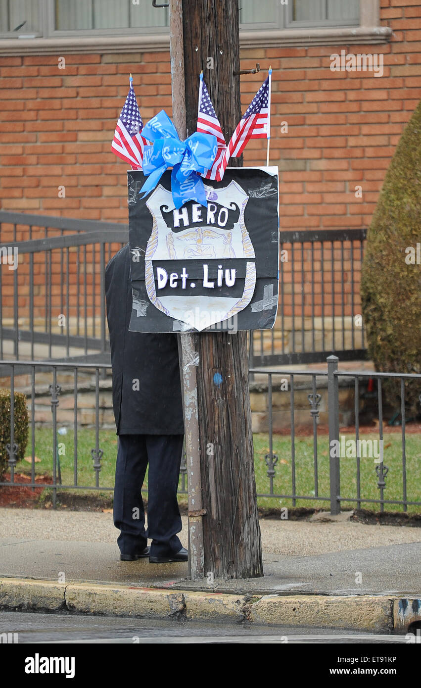 New York mayor Bill de Blasio attends the wake for slain NYPD officer ...
