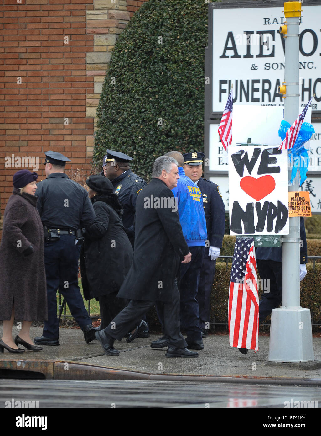 New York mayor Bill de Blasio attends the wake for slain NYPD officer ...