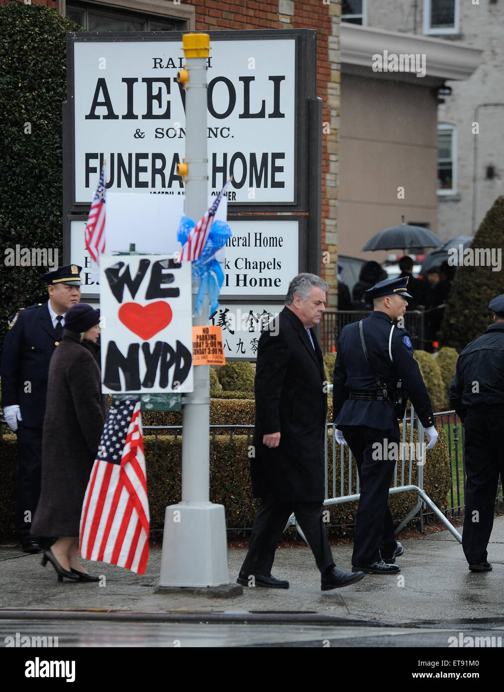 New York mayor Bill de Blasio attends the wake for slain NYPD officer ...