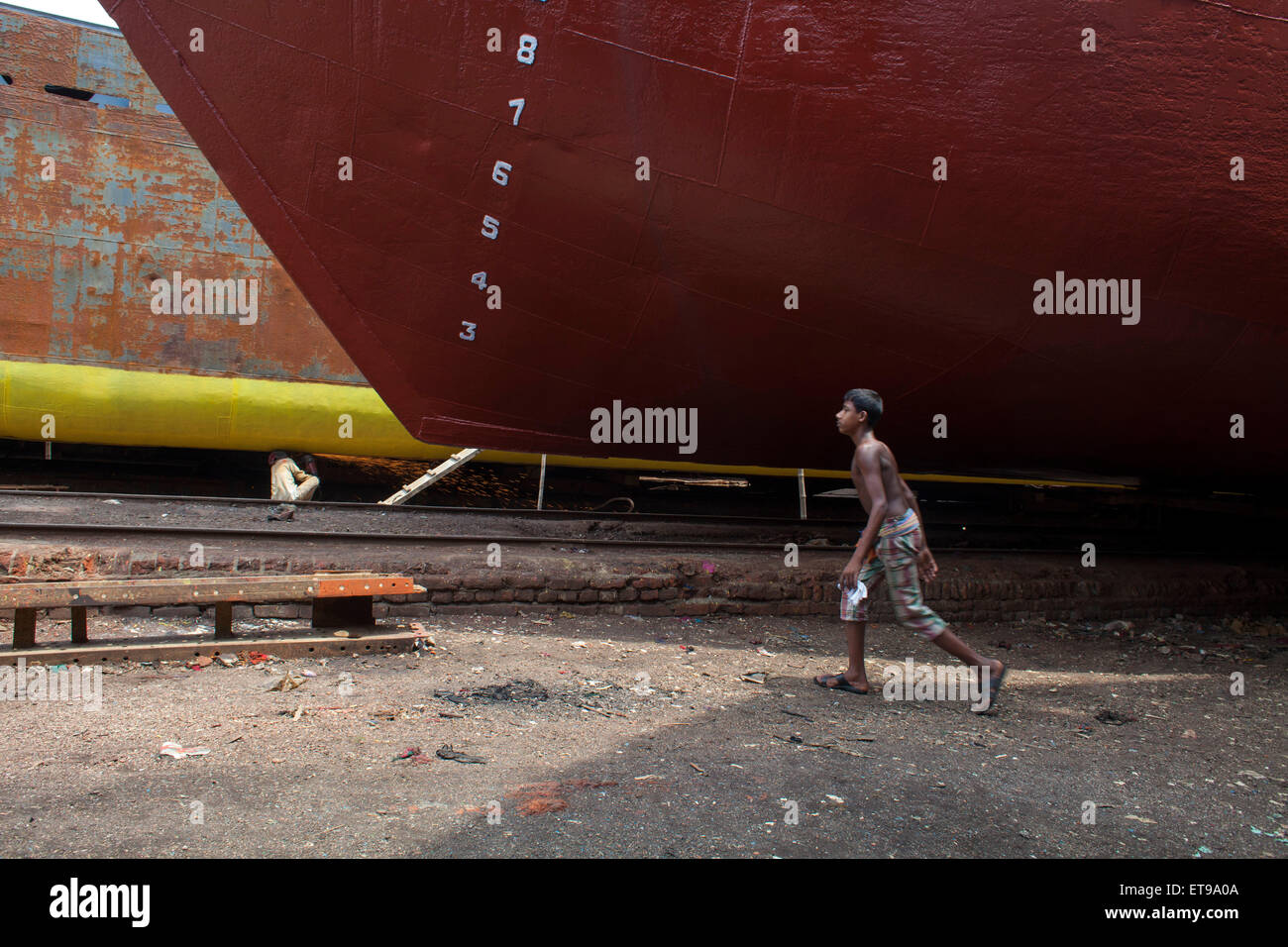 Dhaka, Bangladesh. 12th June, 2015. Shipyard workers near the Buriganga ...