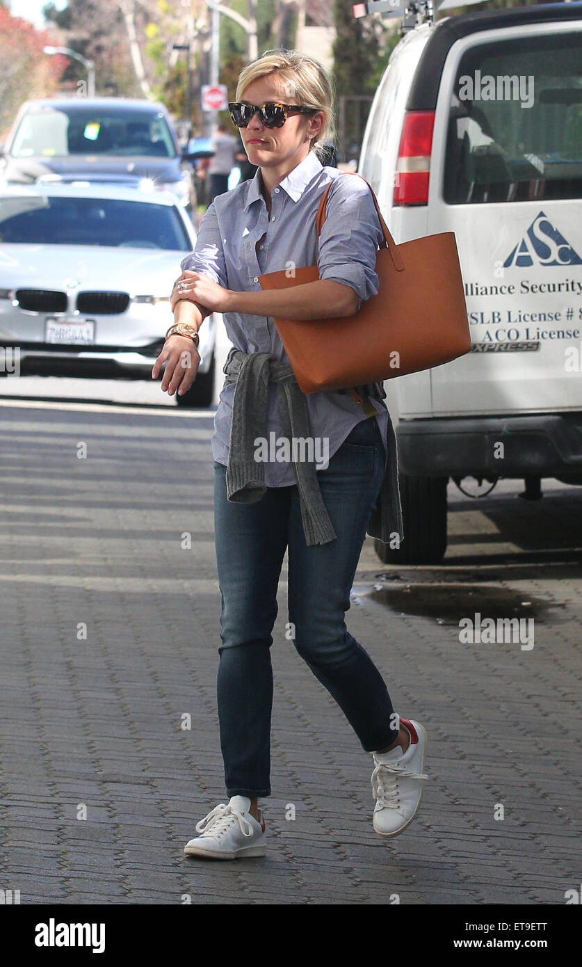 Reese Witherspoon entering an office building in Beverly Hills ...