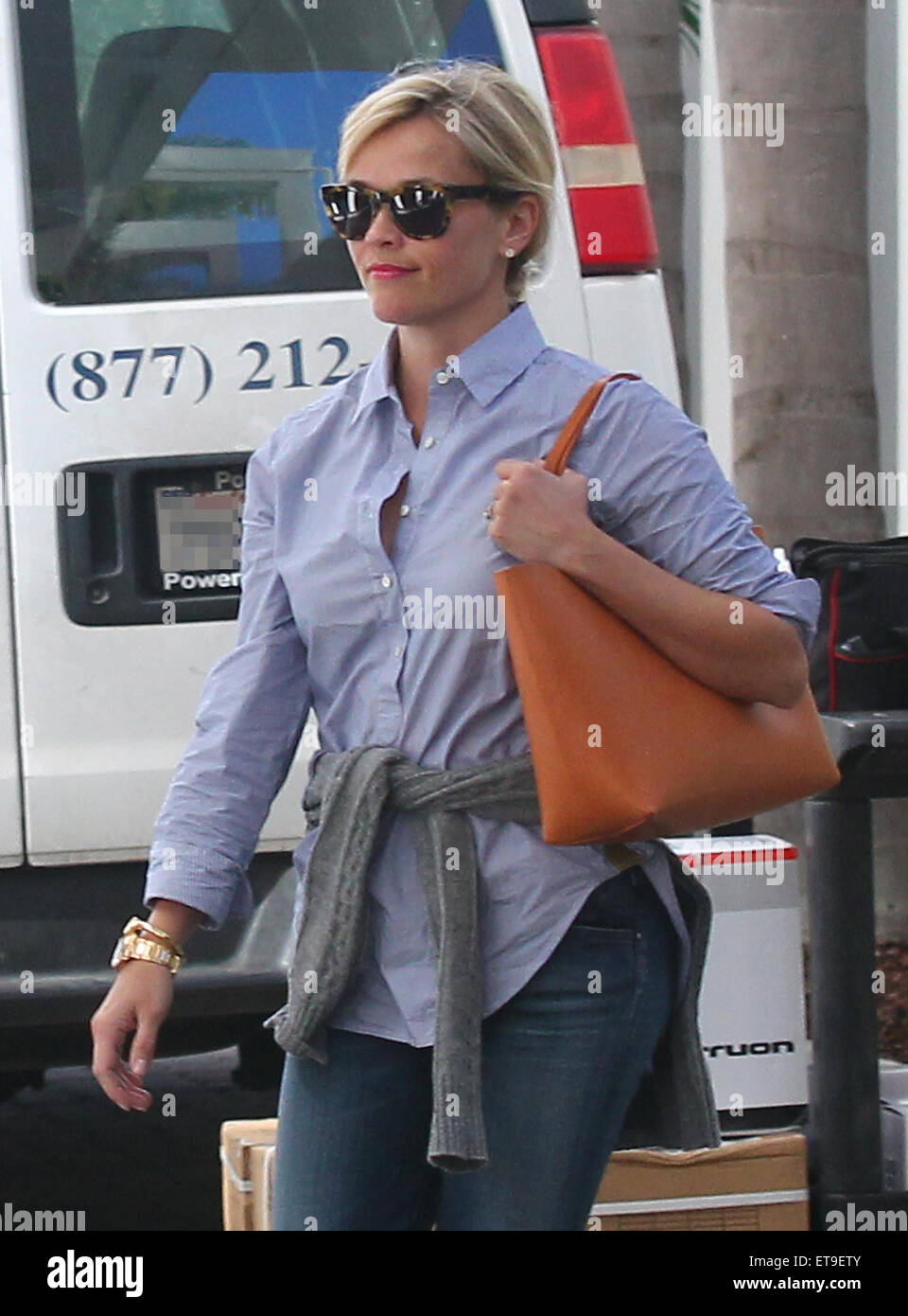 Reese Witherspoon entering an office building in Beverly Hills ...