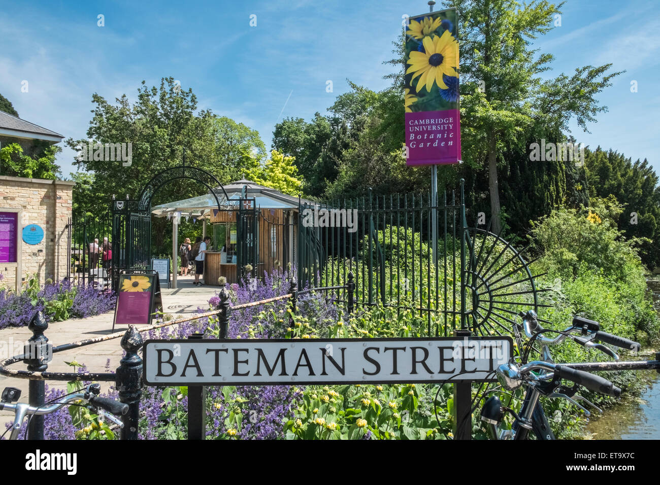 Entrance to Cambridge University Botanic Garden, Bateman Street ...