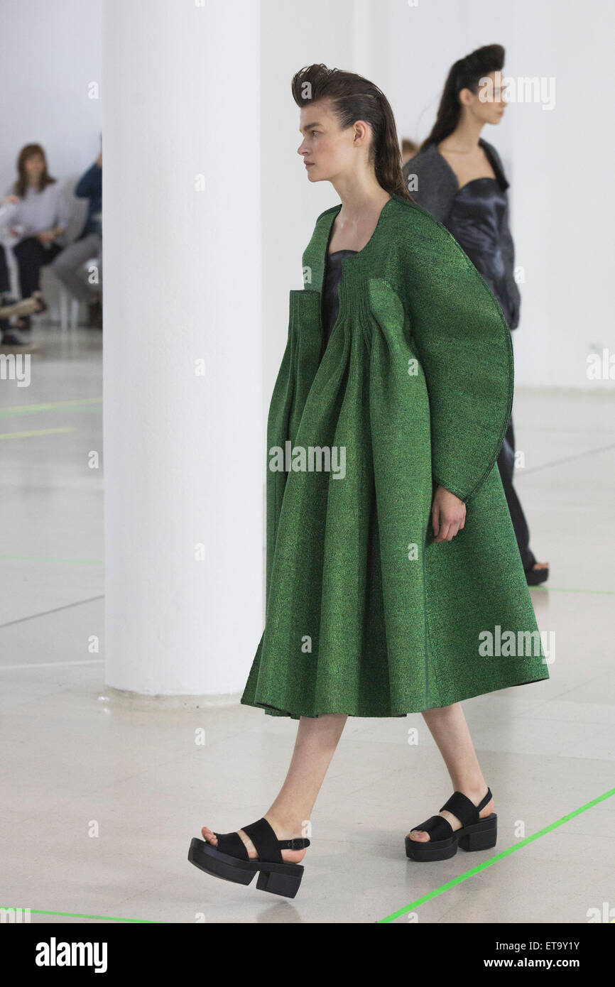 Collection lucinda popp model walks hi-res stock photography and images ...