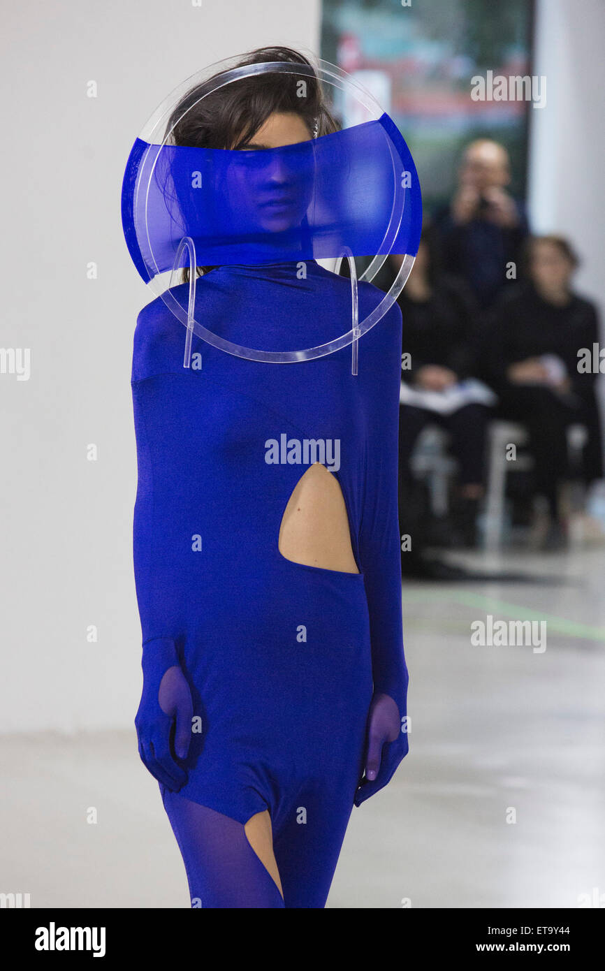 Collection fengyi tan model walks hi-res stock photography and images ...