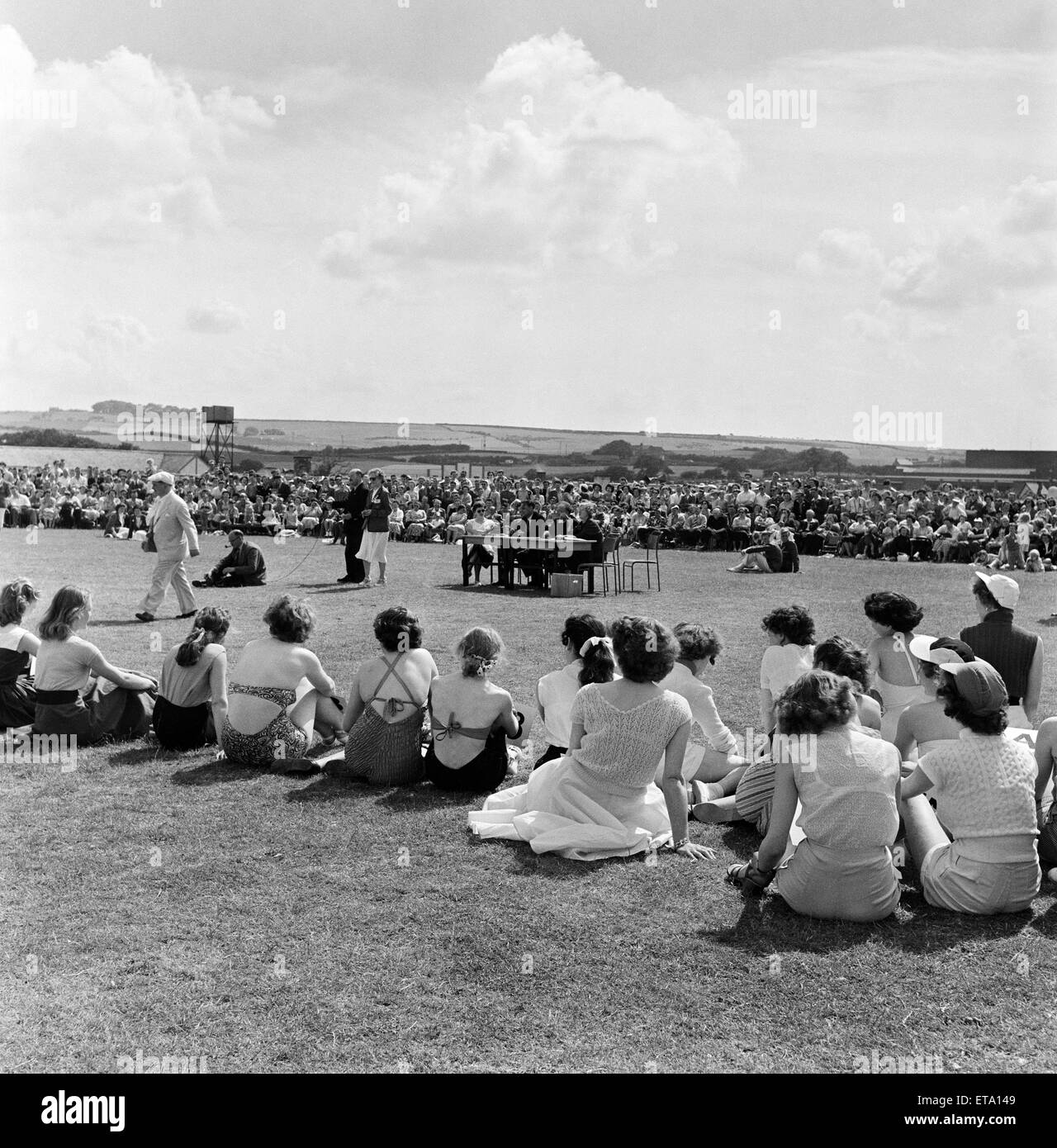 Crowds of holidaymakers watching outdoor entertainment at Butlins ...