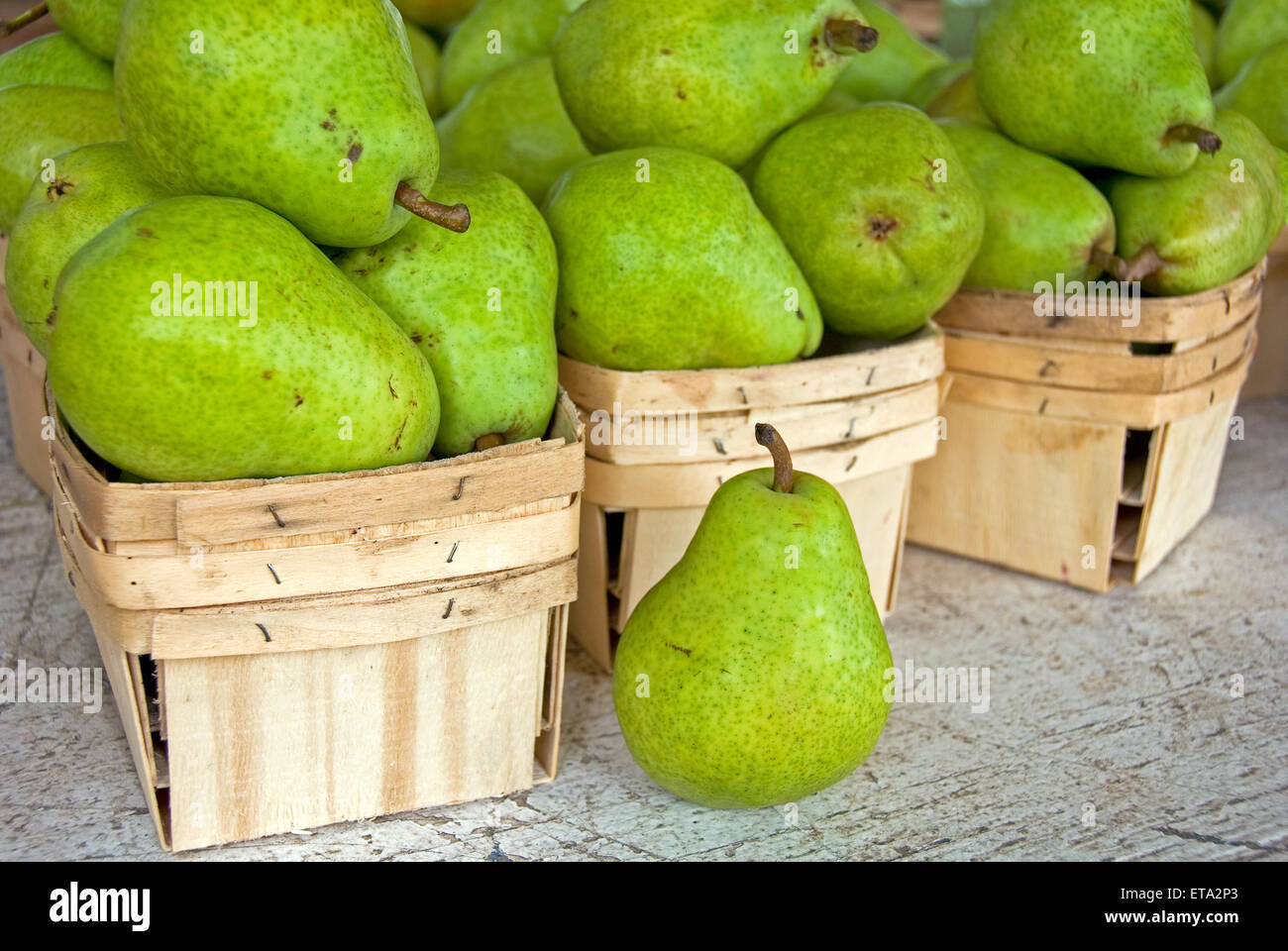 Ripe pears at the farmer's market in square wooden produce boxes Stock ...