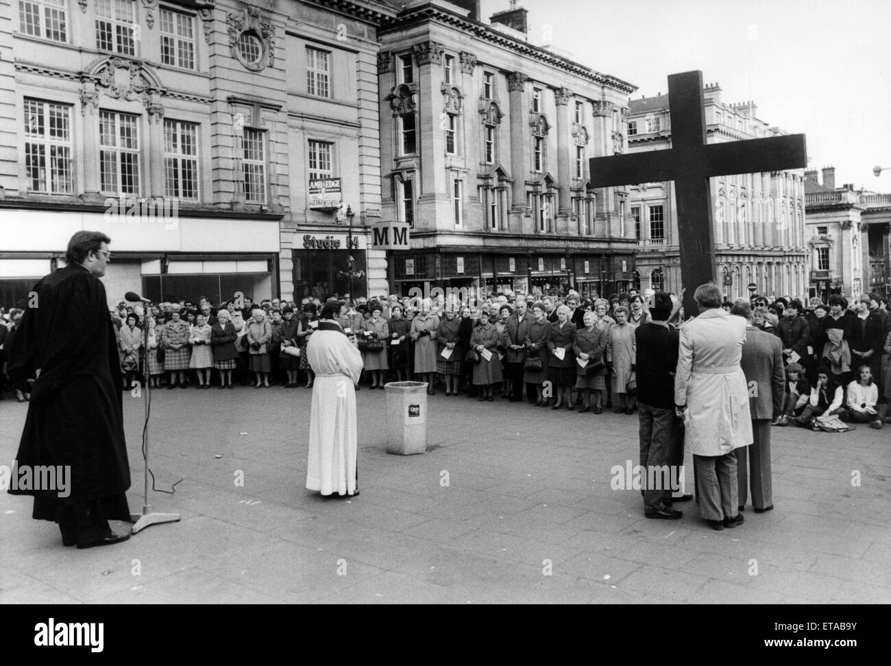 The religious aspects of Good Friday. Crowds gather for service at Grey ...