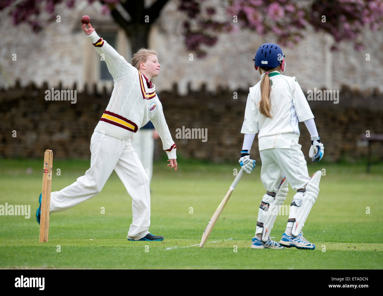 Girls playing cricket hi-res stock photography and images - Alamy