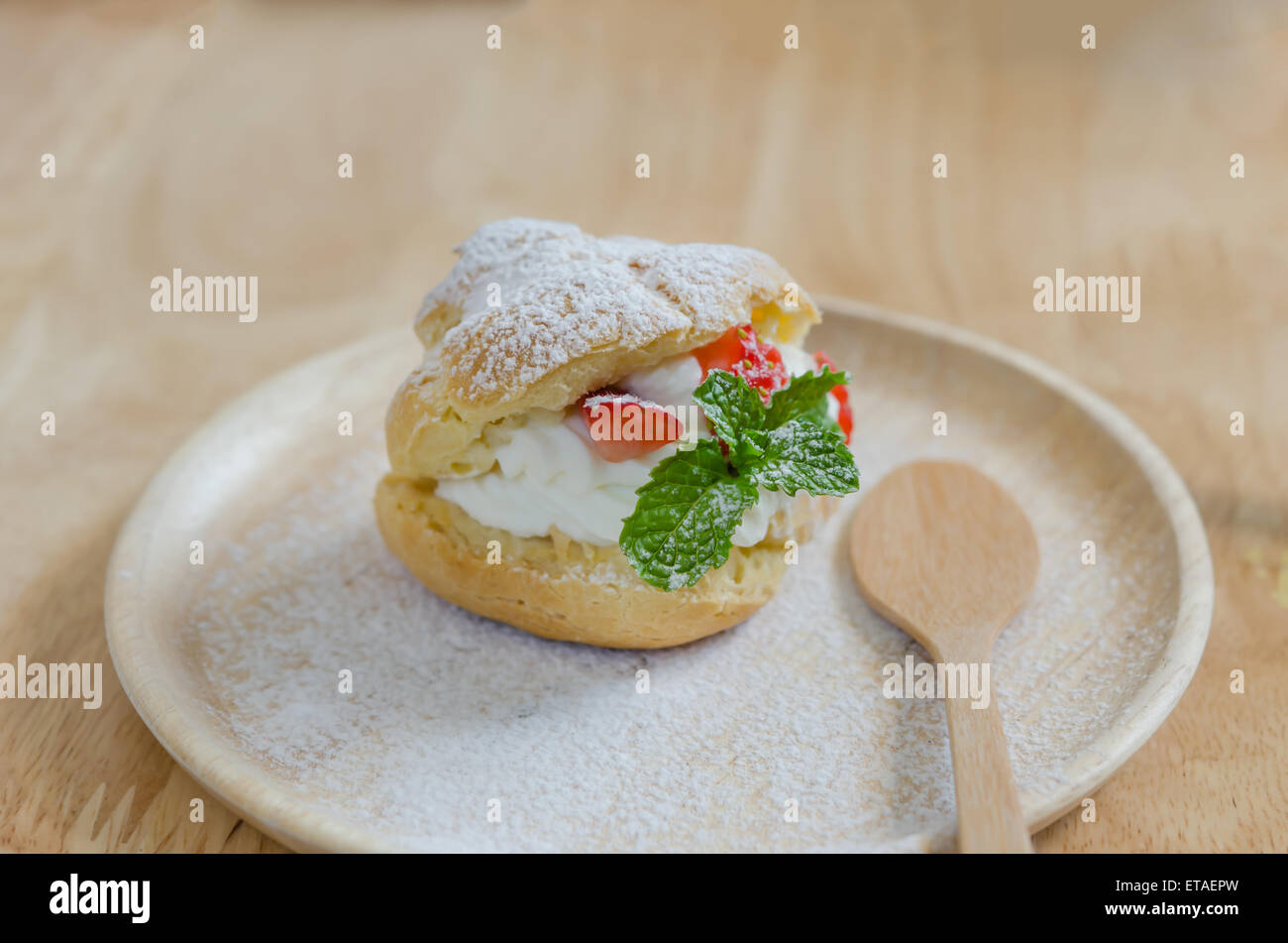 Fresh cream icing hi-res stock photography and images - Alamy