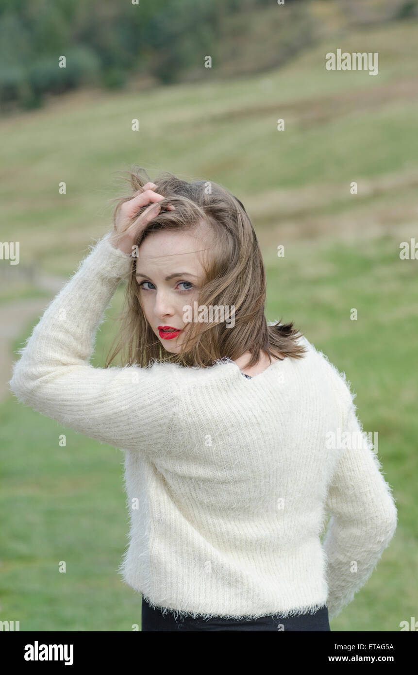 Woman looking over shoulder scared hi-res stock photography and images ...