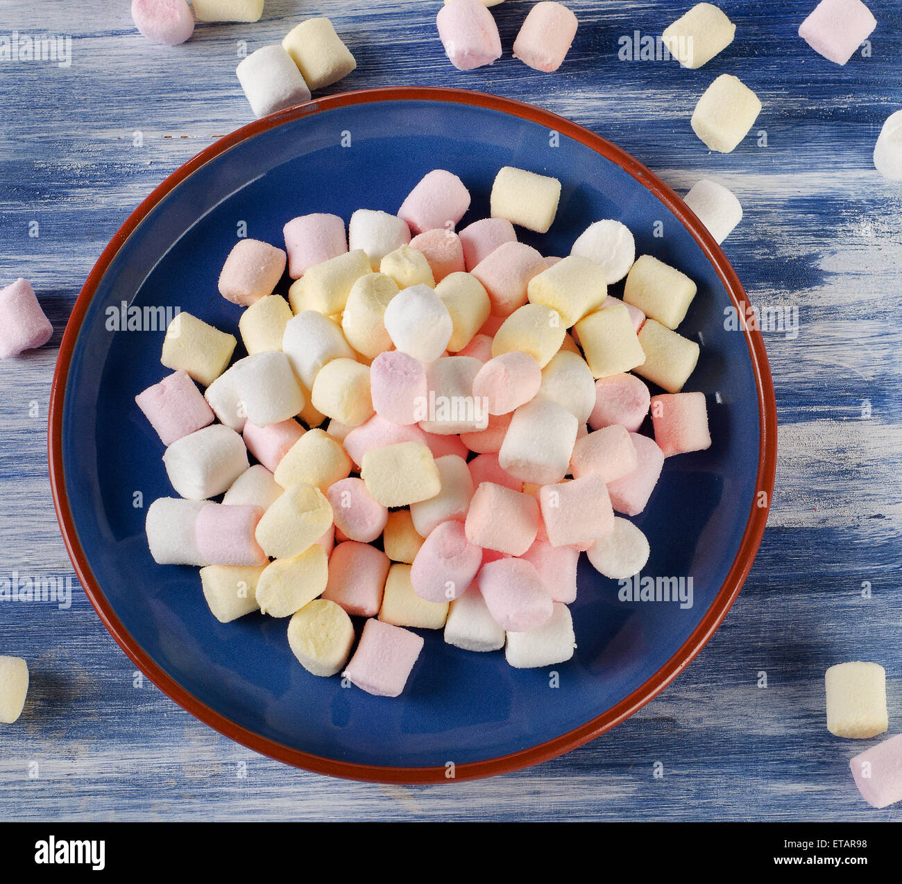 Small marshmallow hi-res stock photography and images - Alamy