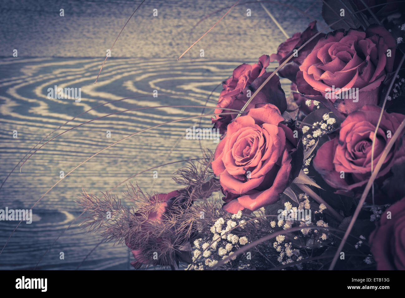 Closeup of beautiful freshly cut red roses bouquet Stock Photo - Alamy