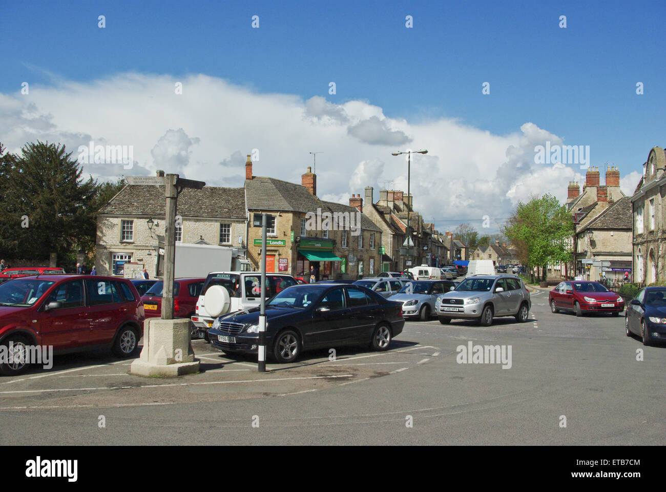 Lechlade town centre hi-res stock photography and images - Alamy