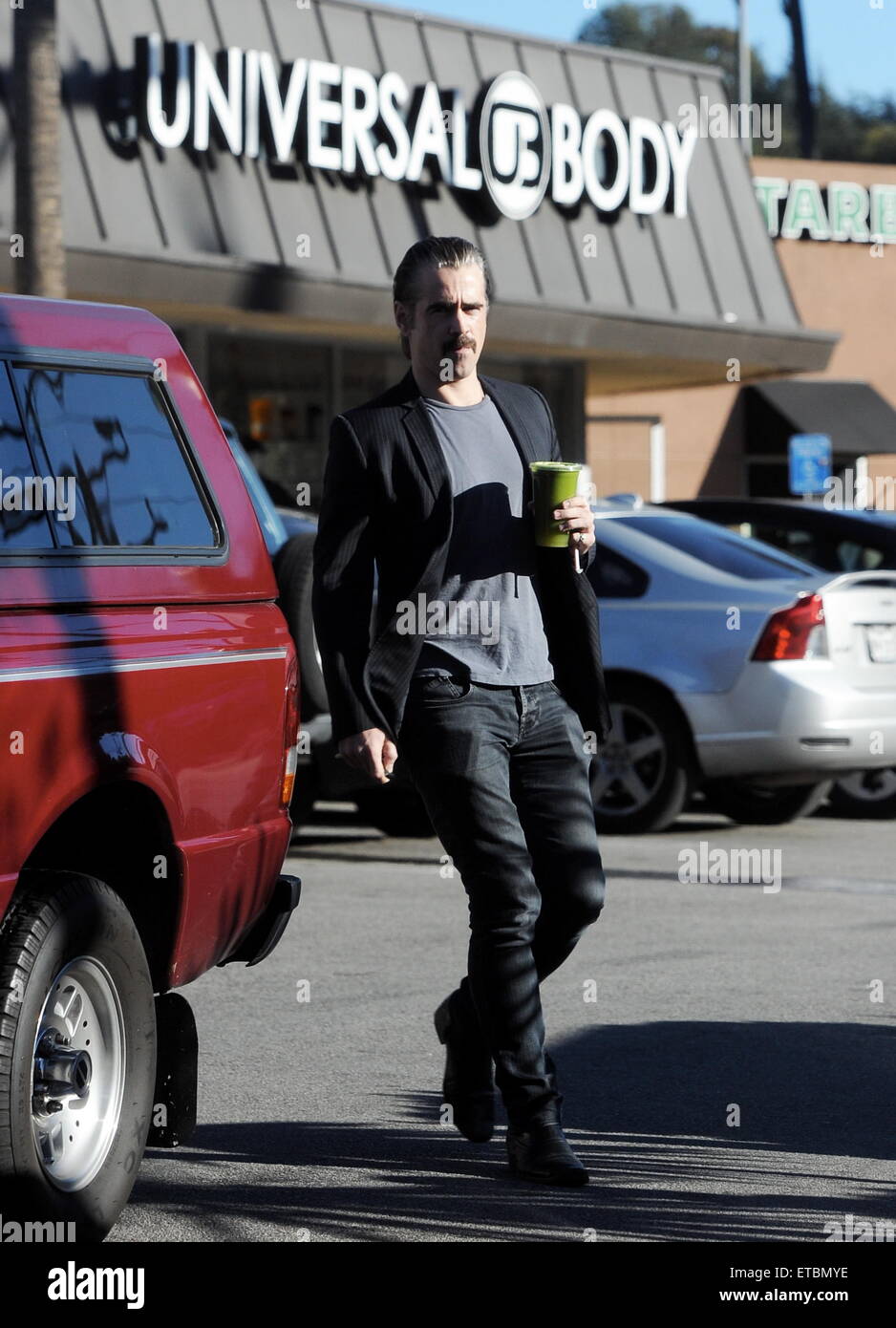 Actor Colin Farrell garbs a quick healthy drink at Break Room Cafe in ...