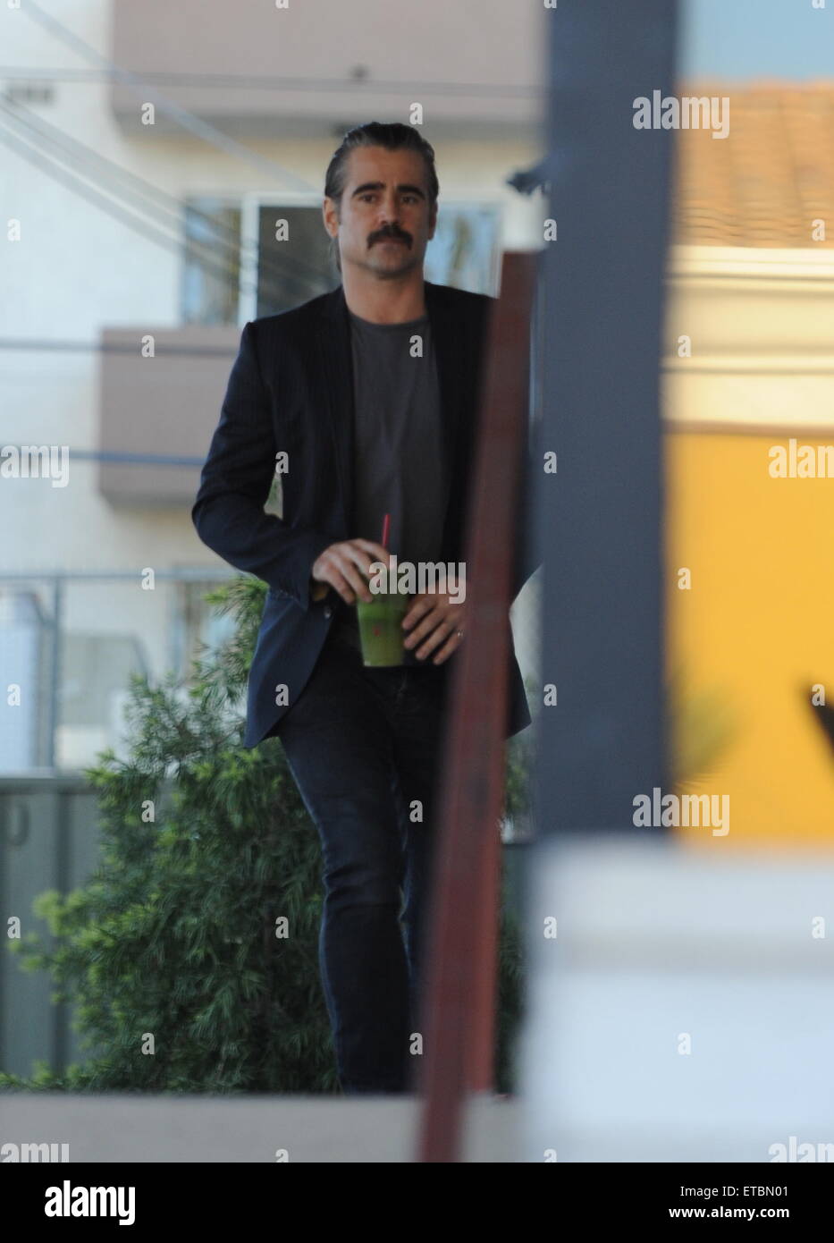 Actor Colin Farrell garbs a quick healthy drink at Break Room Cafe in ...