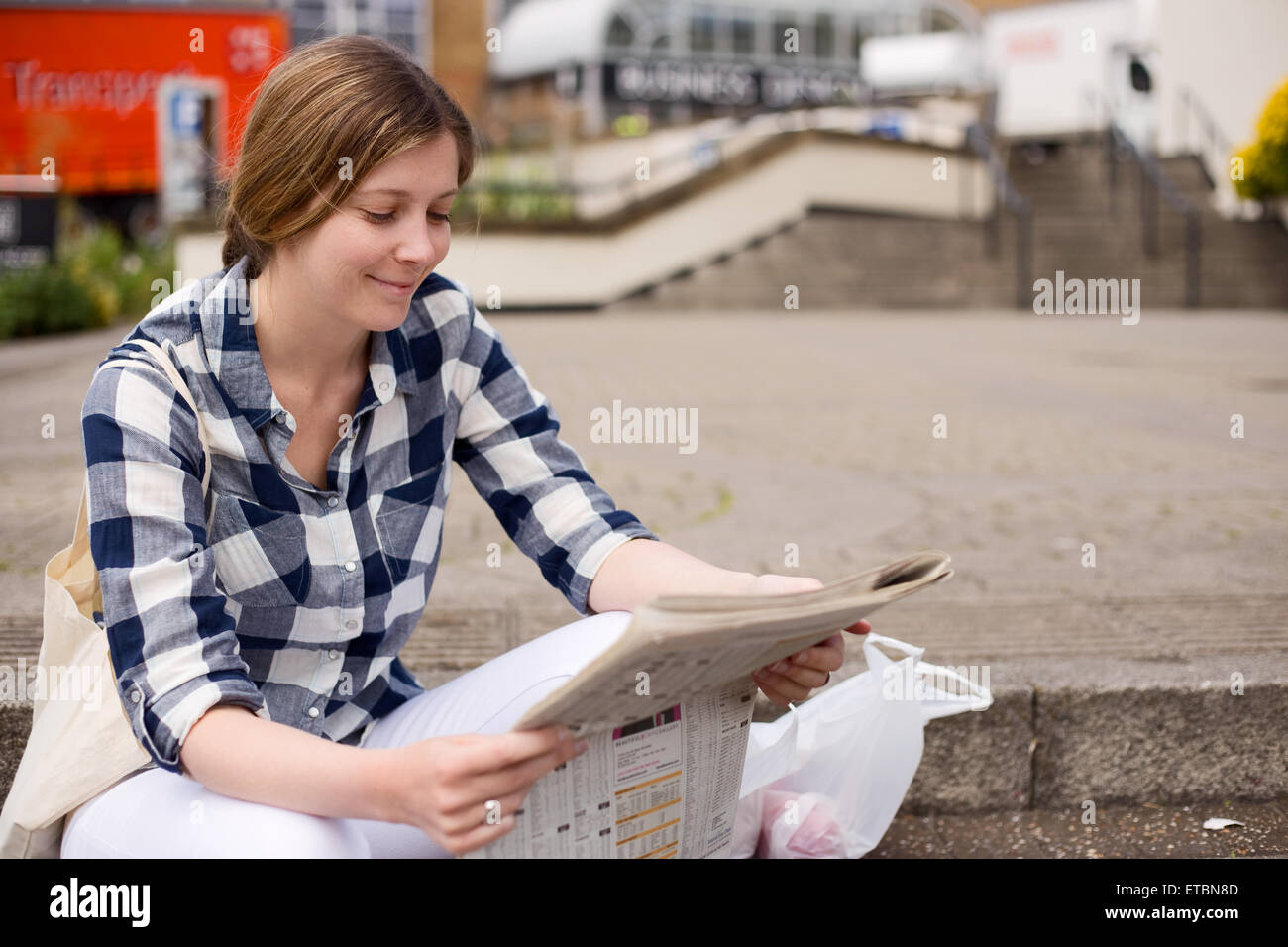 Woman reading newspaper outdoors hi-res stock photography and images ...