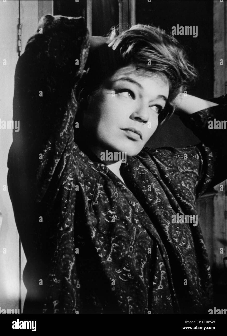 Simone Signoret, on-set of the Film "Games", 1967 Stock Photo - Alamy
