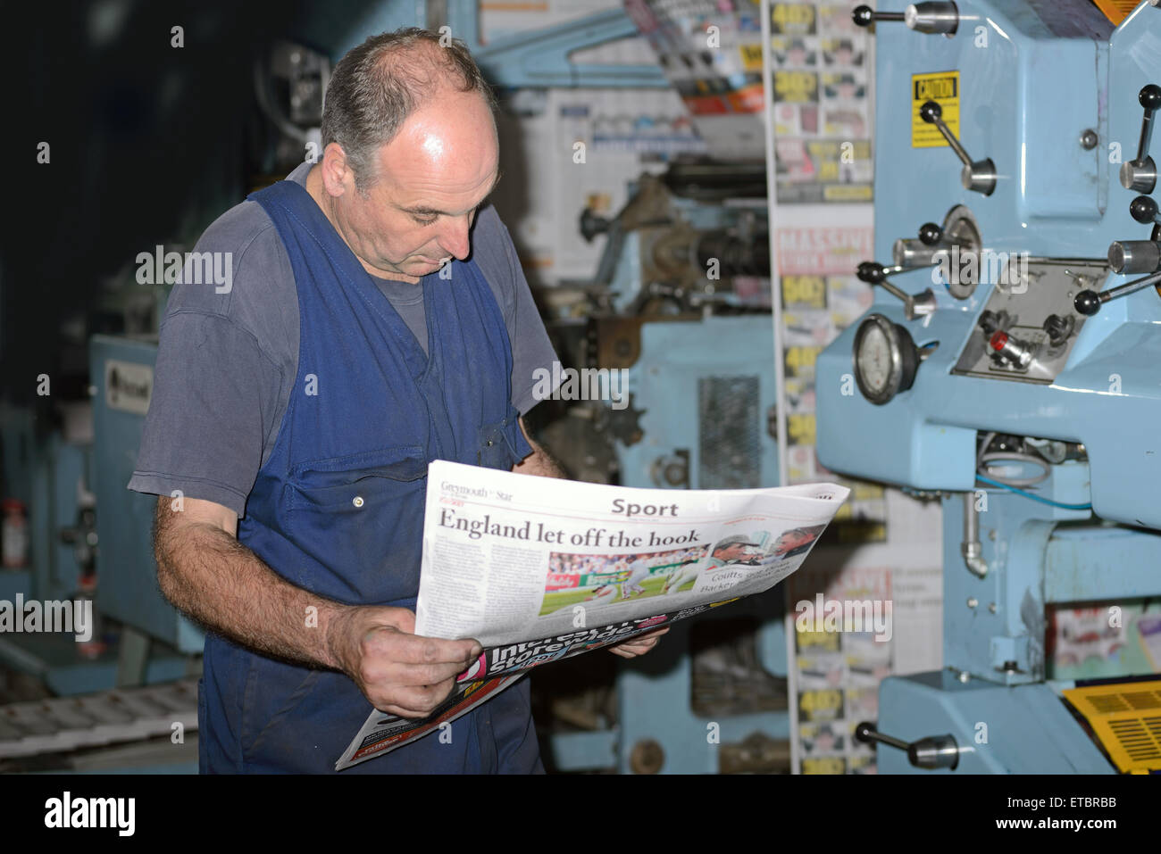 Newspaper worker printing press hi-res stock photography and images - Alamy