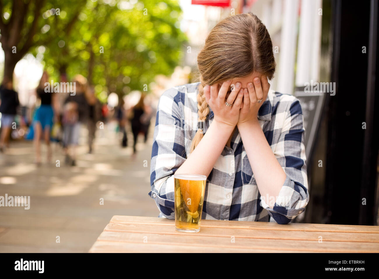Lonely girl bar hi-res stock photography and images - Alamy