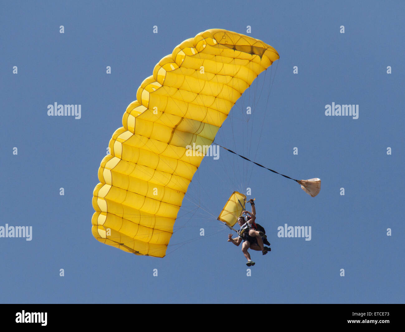 Tandem parachutists hi-res stock photography and images - Alamy