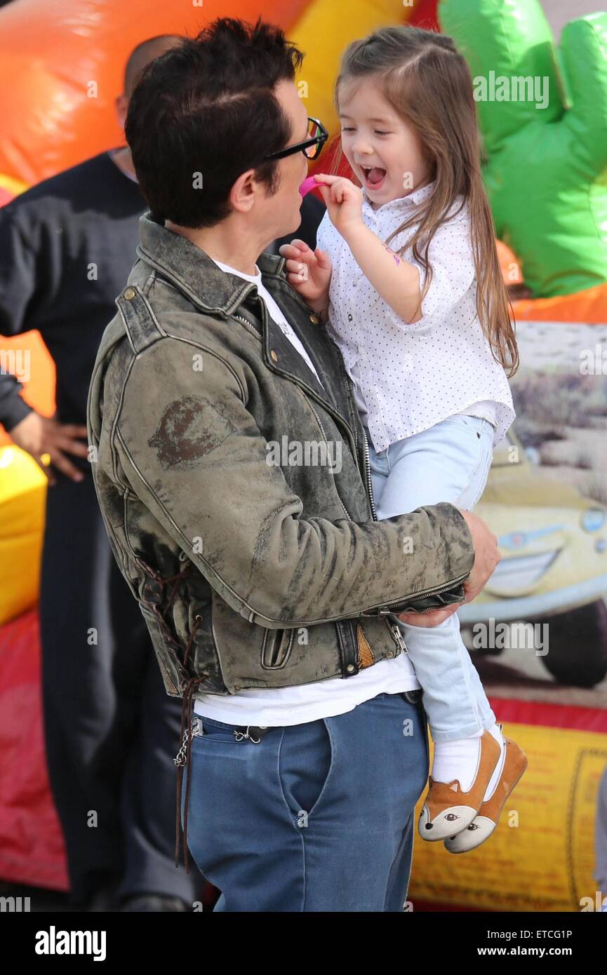 Johnny Knoxville takes his family to the Studio City Farmers Market ...