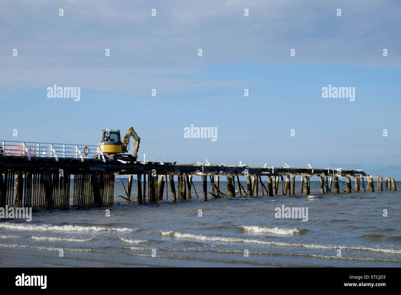 Demolition continues on Shorncliffe Jetty Stock Photo - Alamy