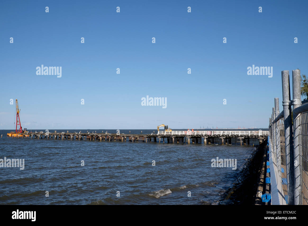 Demolition continues on Shorncliffe Jetty Stock Photo - Alamy