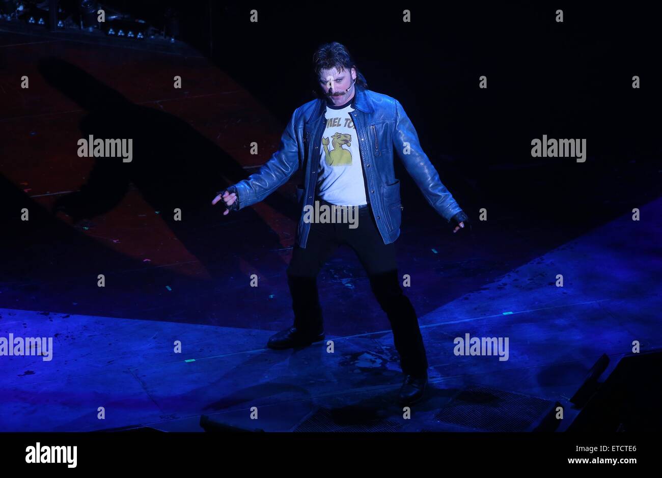 The closing night curtain call for Broadway's Rock Of Ages at the Helen ...