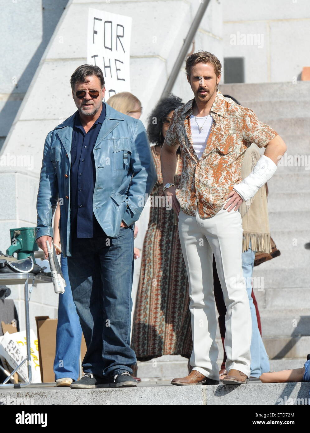 Ryan Gosling Wears A Cast While Filming The Nice Guys With Co star ryan-gosling-wears-a-cast-while-filming-the-nice-guys-with-co-star