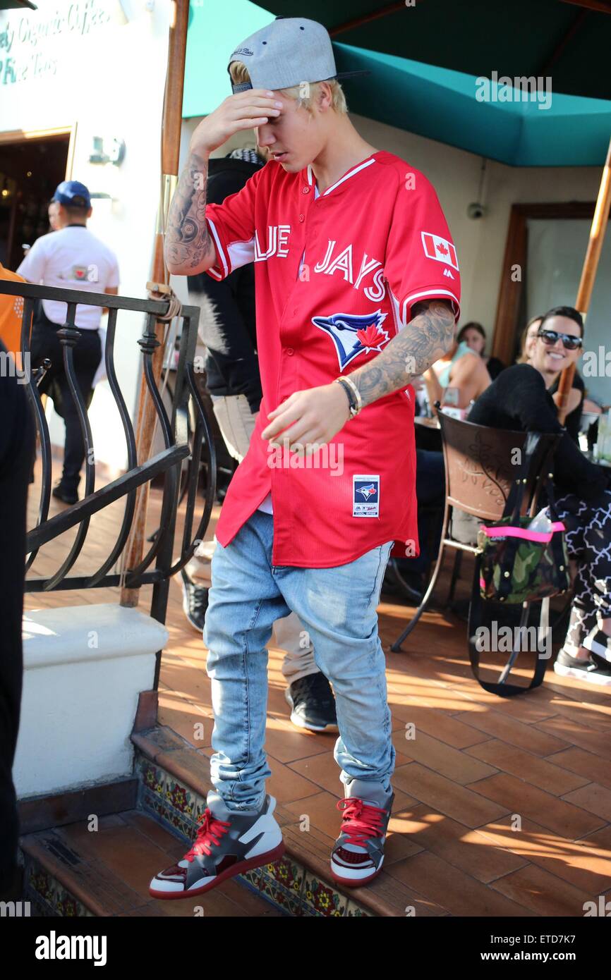 A camera-shy Justin Bieber and Hailey Baldwin eat lunch at Urth Cafe ...