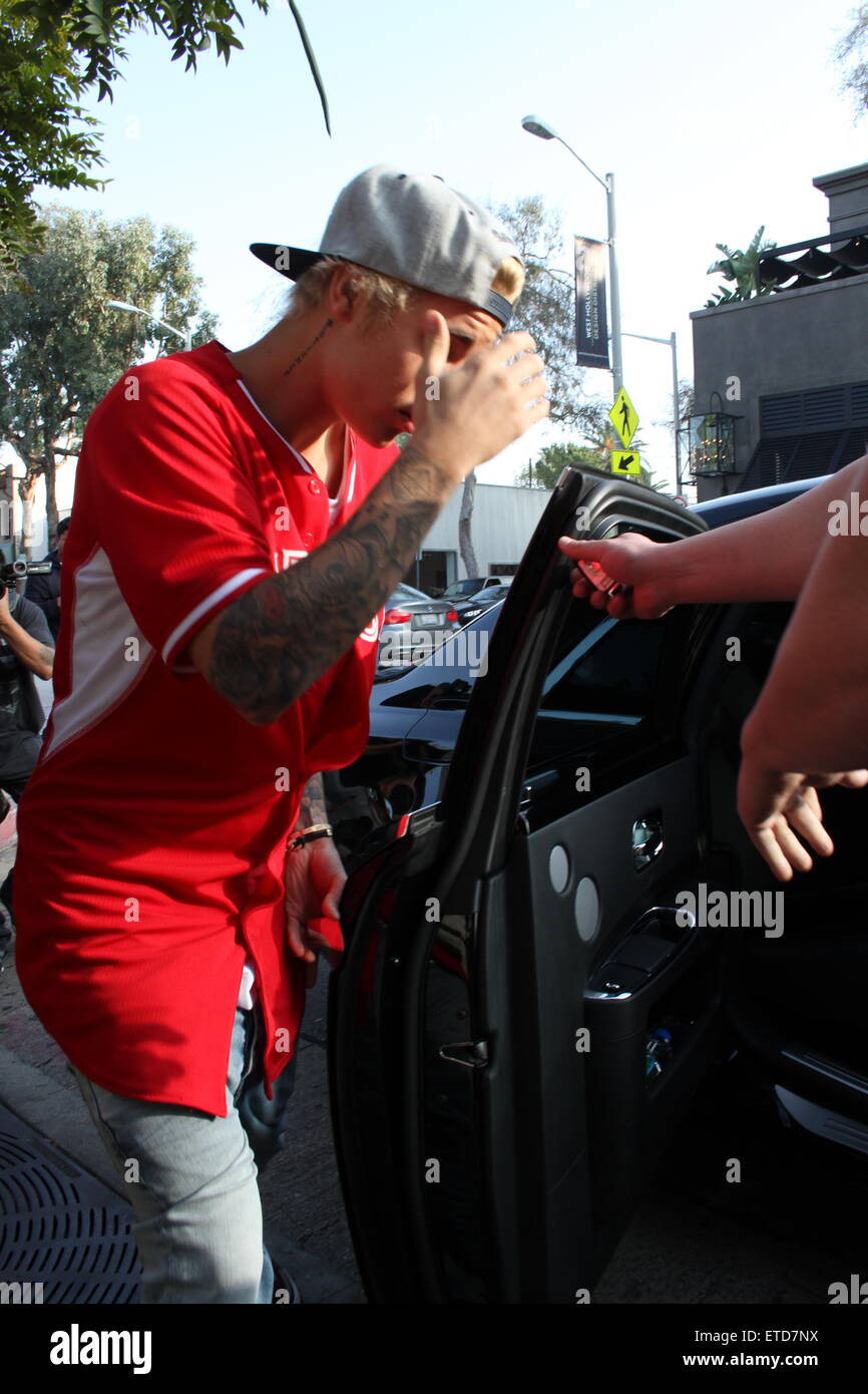 A camera-shy Justin Bieber and Hailey Baldwin eat lunch at Urth Cafe ...