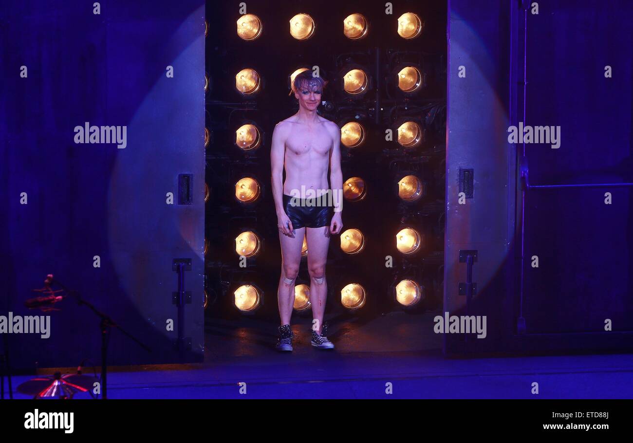 Hedwig and the Angry Inch welcomes John Cameron Mitchell, at the ...