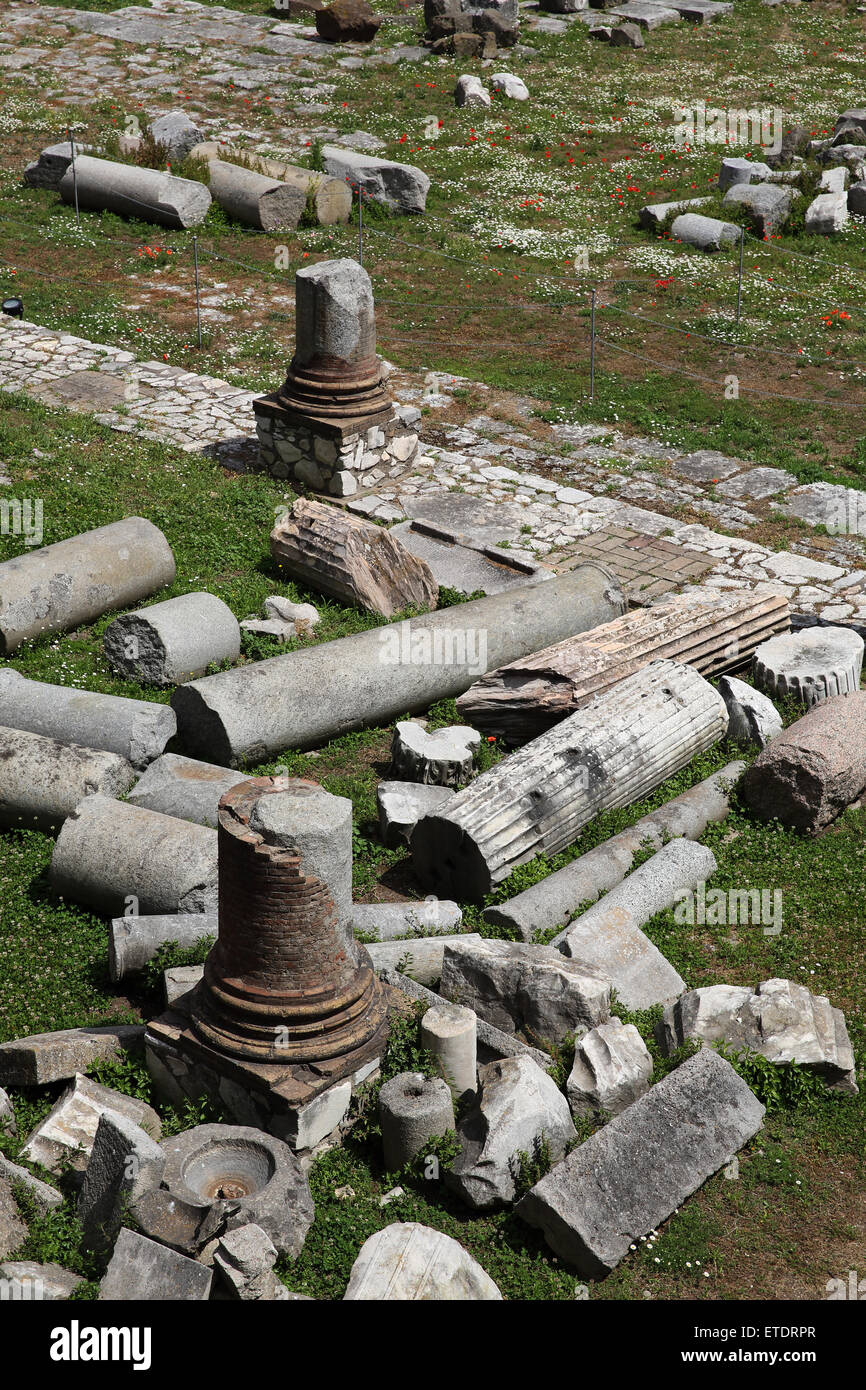 Broken columns in ruins hi-res stock photography and images - Alamy