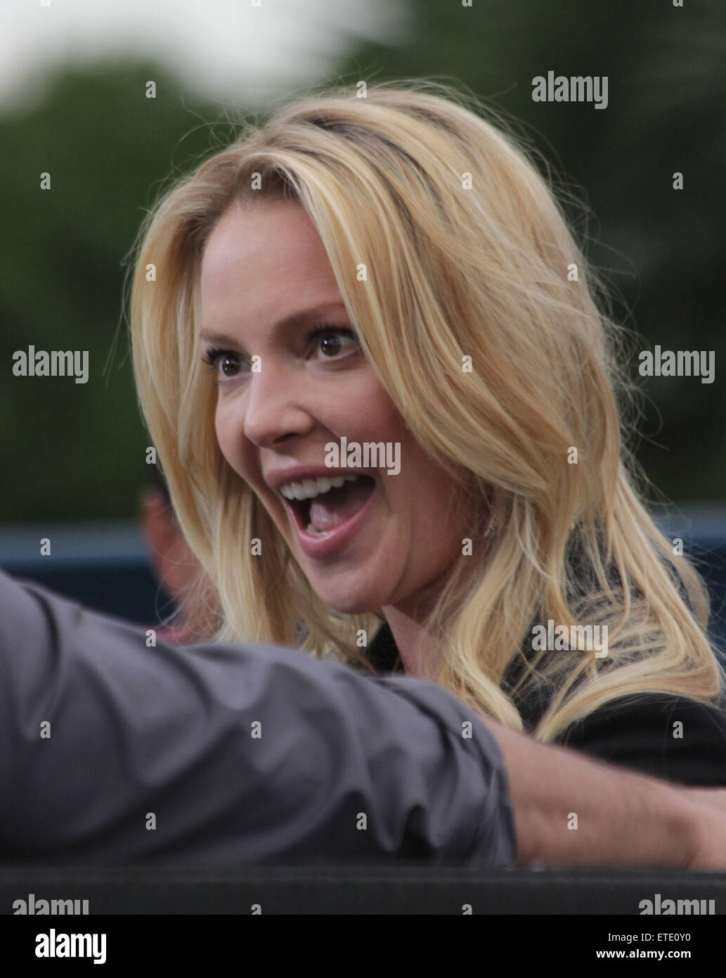 Katherine Heigl makes appearance on Extra TV Show at Universal City ...