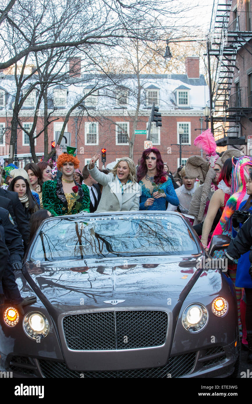 Amy Poehler leds the parade in her honor for receiving the 2015 Woman ...