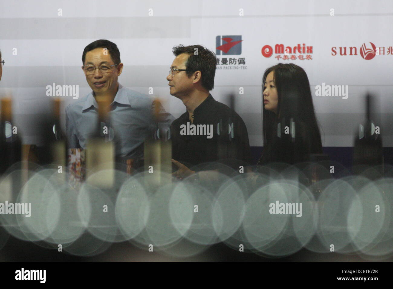 (150612) -- YANTAI, June. 12, 2015 (Xinhua) -- People choose wine ...