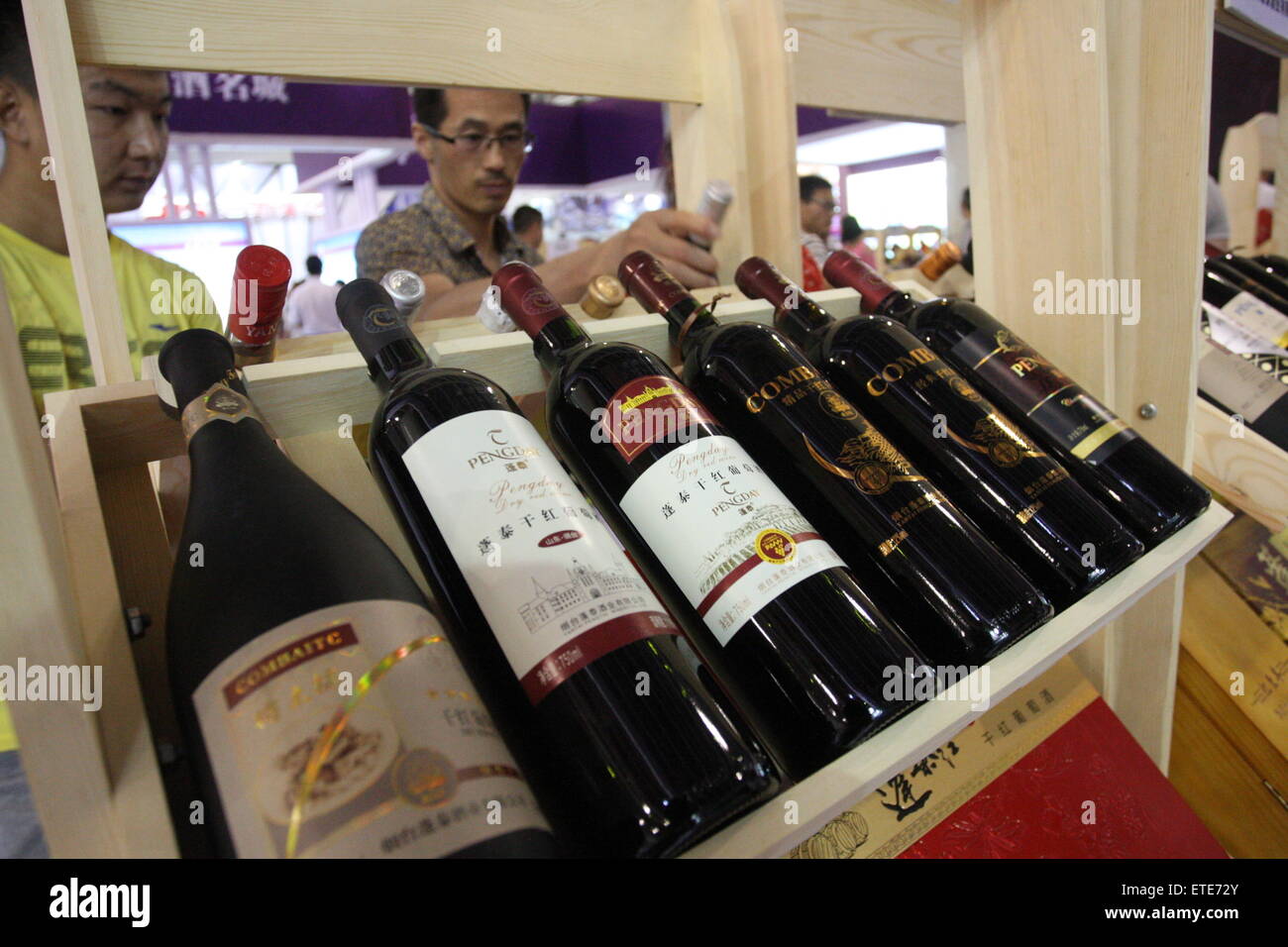 (150612) -- YANTAI, June. 12, 2015 (Xinhua) -- People choose wine ...