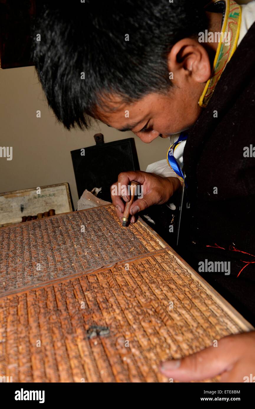 (150612) -- LHASA, June. 12, 2015 (Xinhua) -- A craftsman shows the ...