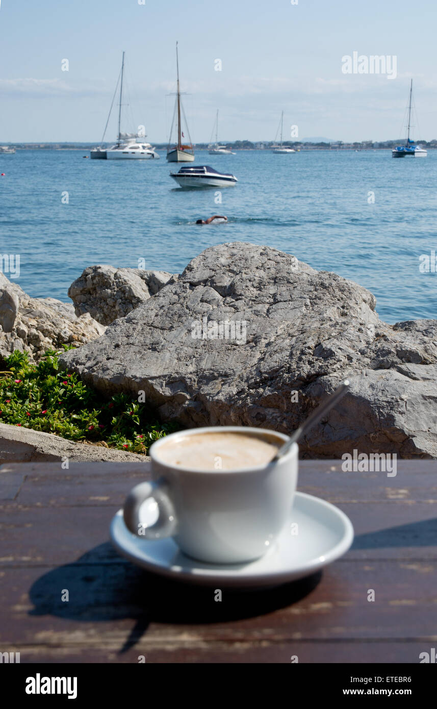 Coffee and swimmer. Coffee break in the port, with a view to swimmer ...