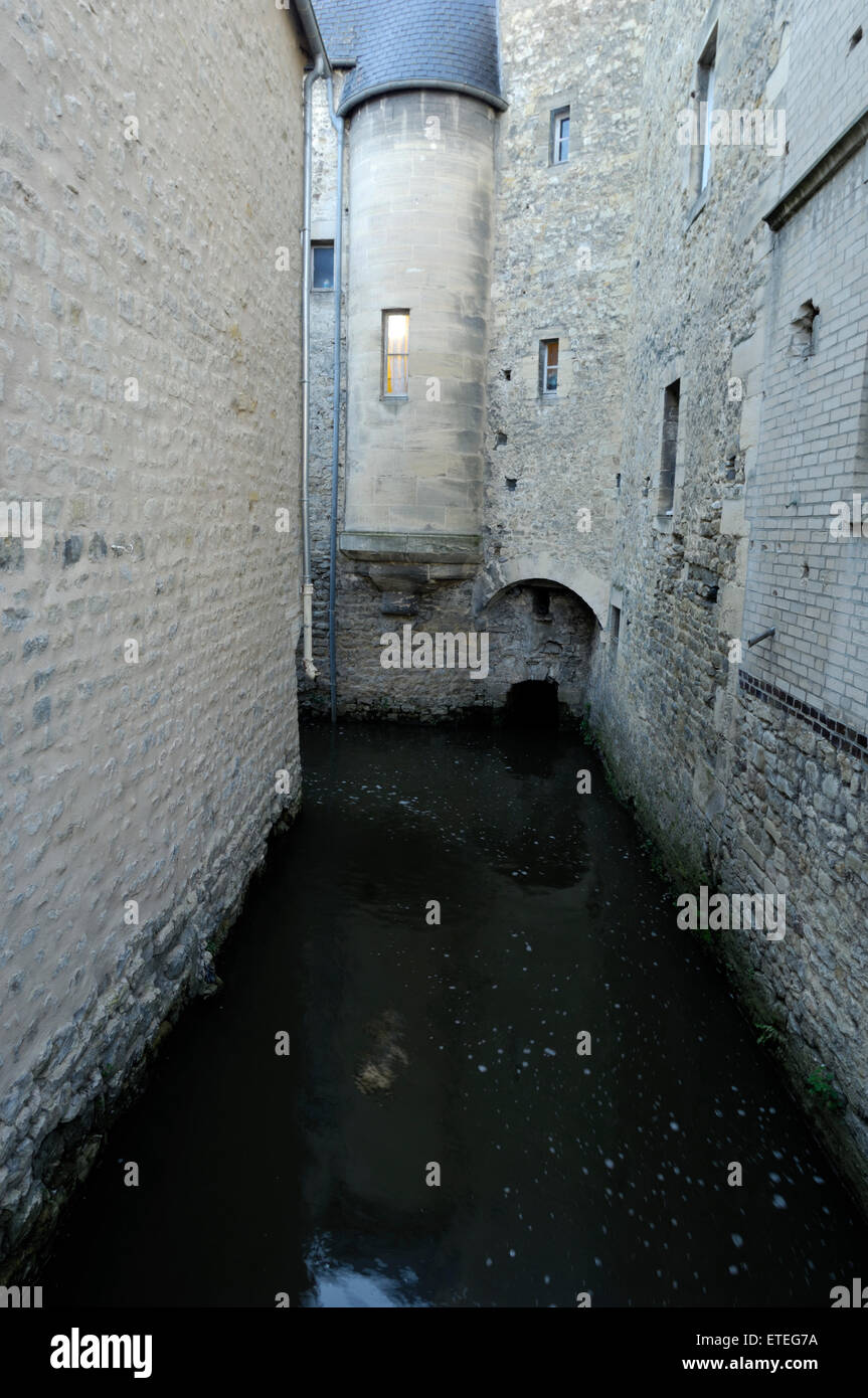 Stream between buildings in Bayeux Stock Photo - Alamy