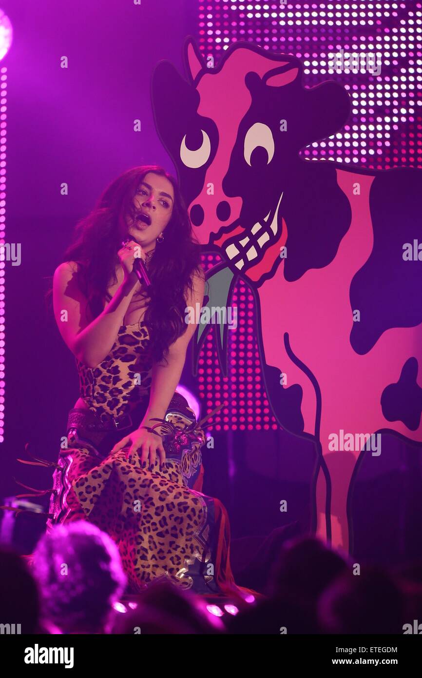 Charli xcx hat hi-res stock photography and images - Alamy