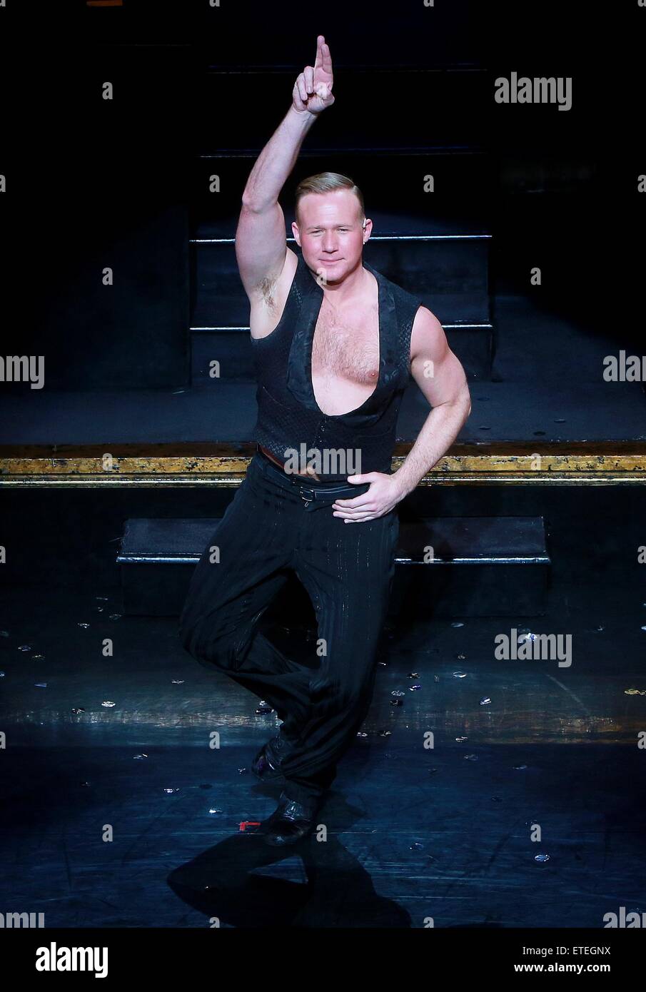 Opening night for Jennifer Nettles and Carly Hughes in Broadway musical ...