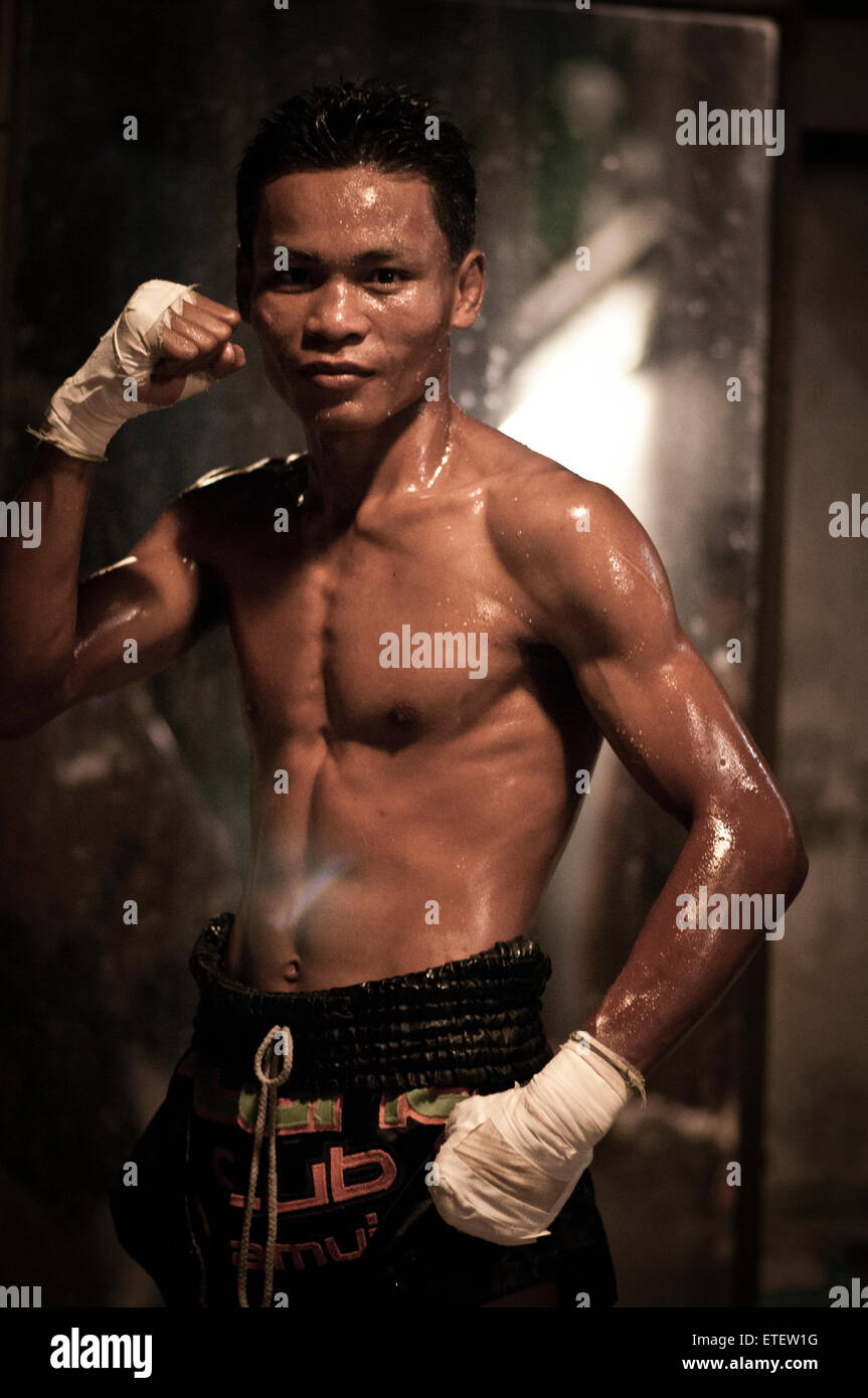 Asian female muay thai boxer hi-res stock photography and images - Alamy